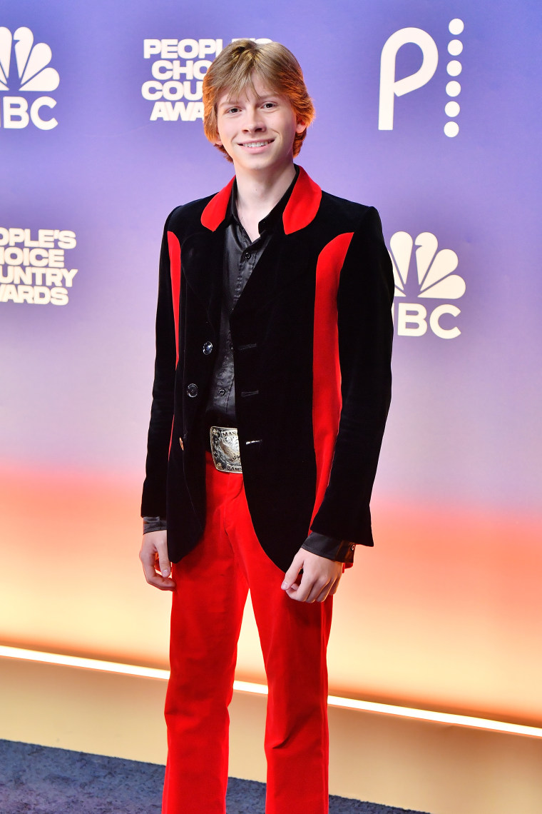 People go totally crazy for Shania Twain's opening performance