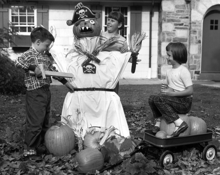 40 Vintage Halloween Decorations to Inspire Spooky Season