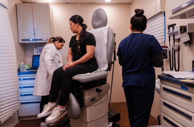 Más clínicas móviles están llevando anticonceptivos de acción ...