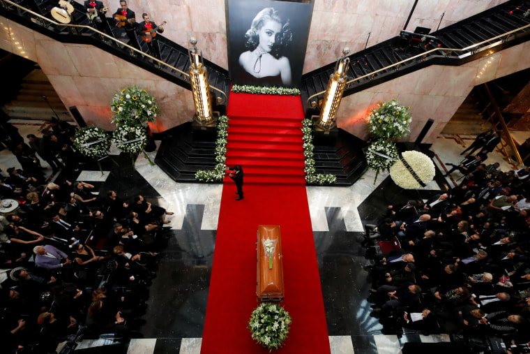 En Imágenes: El emotivo homenaje póstumo a Silvia Pinal en el Palacio ...