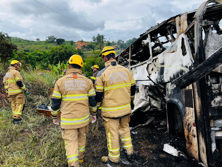 Al menos 30 muertos por choque entre autobús y camión en el sudeste de ...