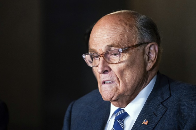 Un juez declara a Rudy Giuliani en desacato en el caso de difamación de ...