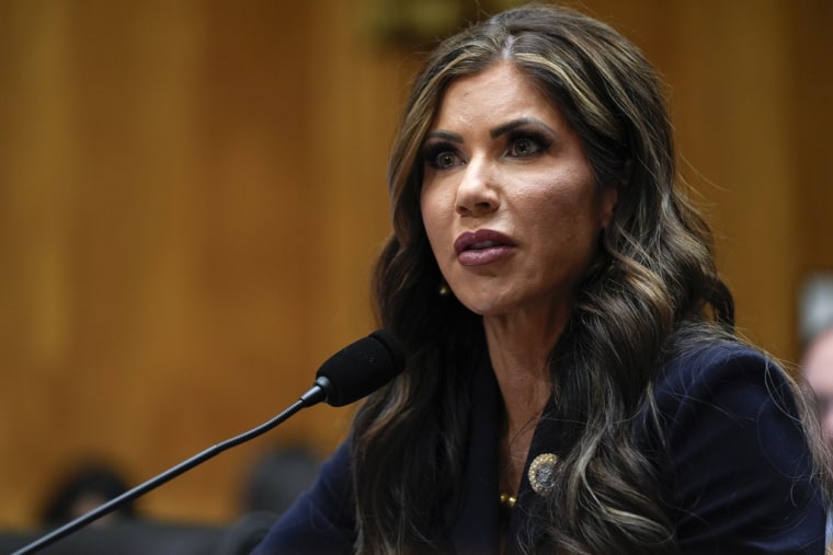 Kristi Noem dice que con DHS a su mando reinstalará 'Quédate en México'