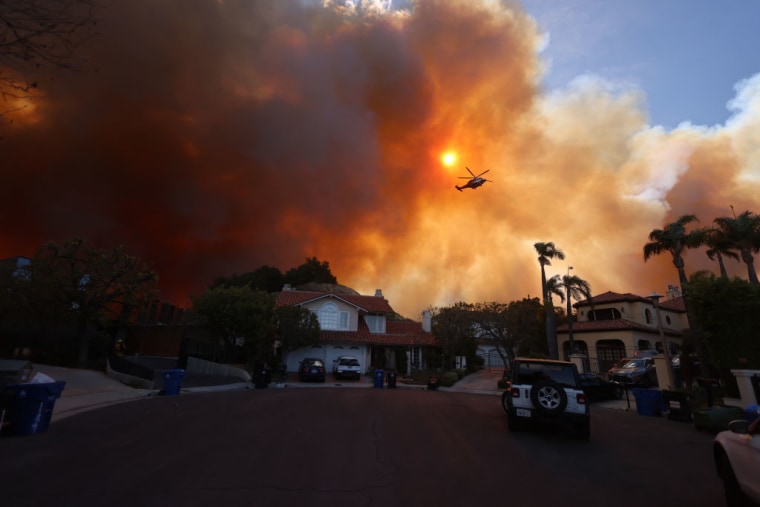 Incendios en California: seis muertes y más de 180,000 personas evacuadas
