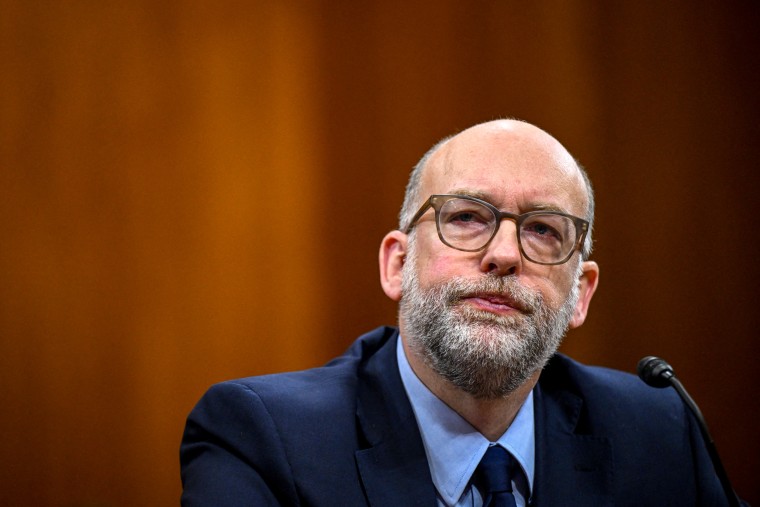 Senadores republicanos confirman a Russell Vought, coautor del Proyecto ...