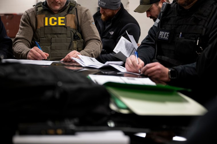 Los centros de ICE están al máximo de capacidad tras el arresto de ...