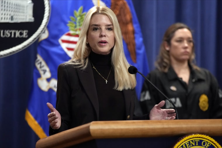 La fiscal Pam Bondi anuncia demanda contra Nueva York por sus políticas de santuario de ...