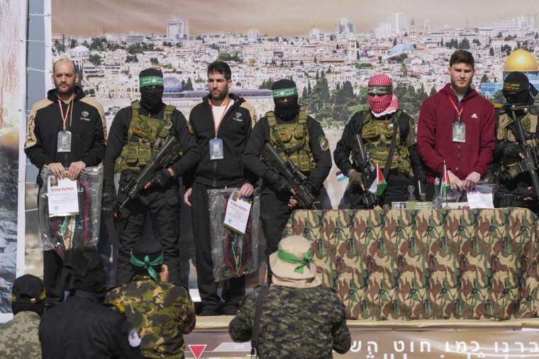 Hamas libera a tres rehenes, incluido un estadounidense, e Israel ...