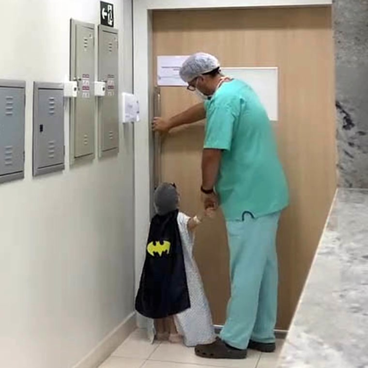 Cirujano pediátrico viste a sus pacientes como mini superhéroes