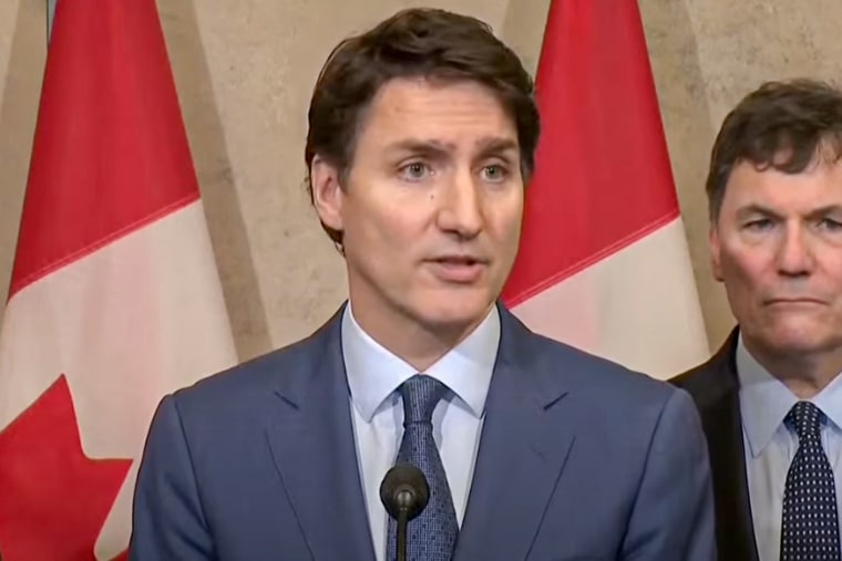 Trump presume de sus políticas migratorias, promete bajadas de ...