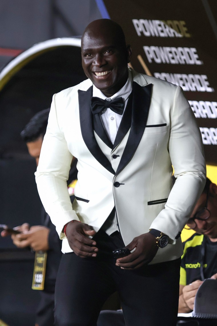 A “Sir Second Castle” su esposa le escoge sus atrevidos outfits