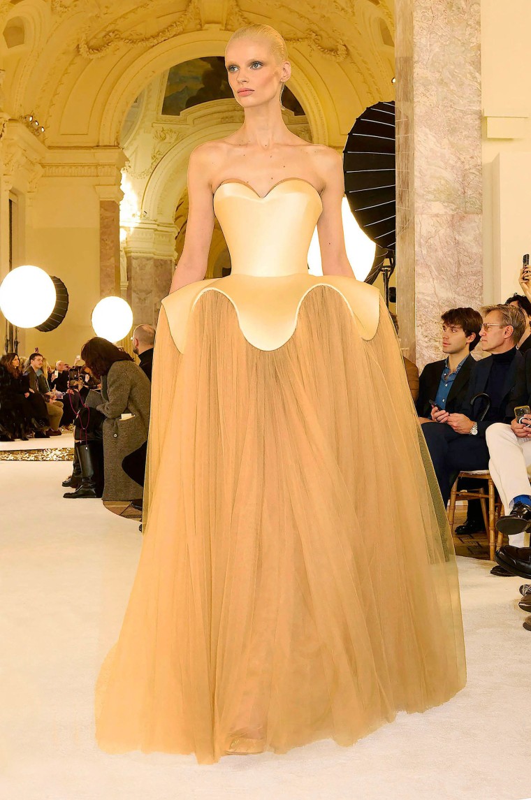 These Fans Predicted Ariana Grande's Oscars Dress 1 Month Ago