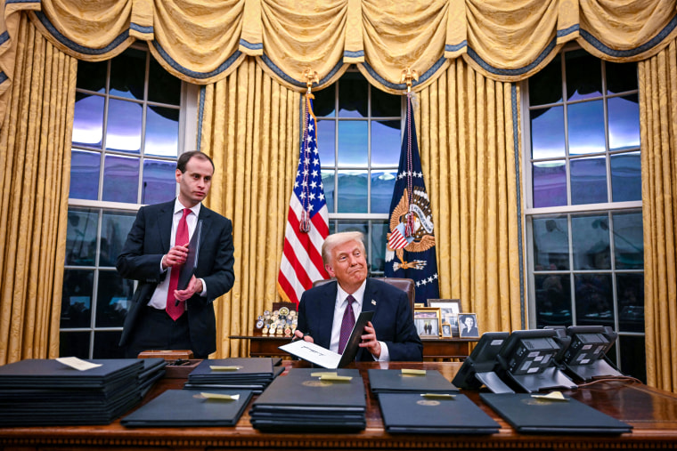 Trump firma dos órdenes ejecutivas que intensifican su arremetida ...
