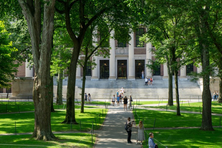 La Administración Trump le congela $2,000 millones a Harvard después de que la universidad ...
