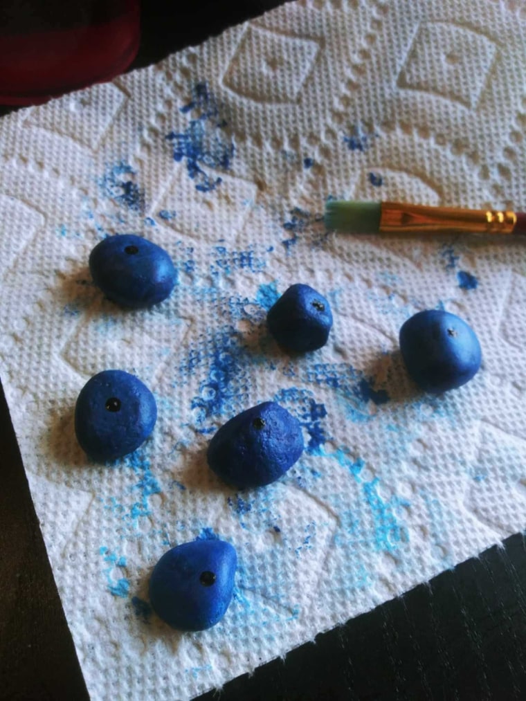 Artist Paints Breakfast-Themed Rocks in Scavenger Hunt for Friend