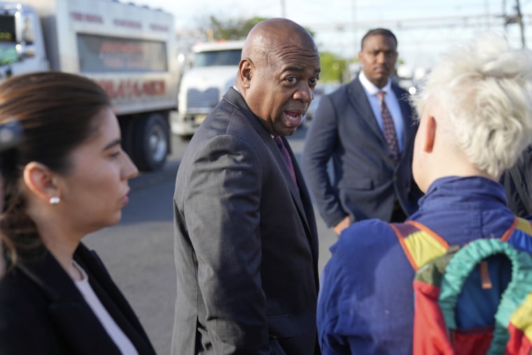 Arrestan al alcalde de Newark durante una protesta junto a congresistas ...