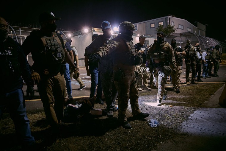 El Gobierno de Trump confirma que pausará redadas en campos, hoteles y ...