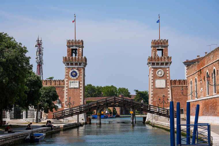 Where And When Are Jeff Bezos and Lauren Sanchez Getting Married?