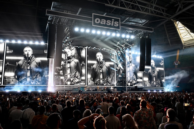 Oasis returns after 16-year hiatus to a U.K. crowd ecstatic for the ...