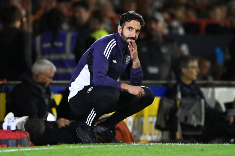 Man United humiliated in penalty shootout loss to 4th-division team Grimsby Town in League Cup