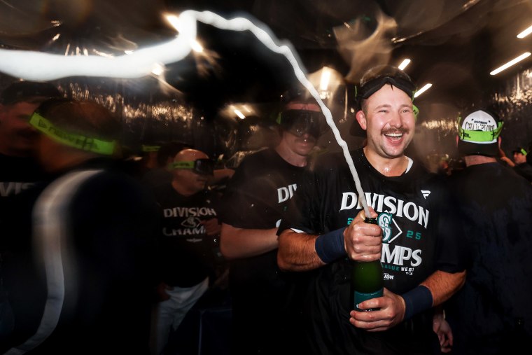 Cal Raleigh hits his 60th home run of the season, becoming the 7th MLB ...