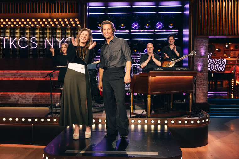 Matthew McConaughey Joins Kelly Clarkson for Impromptu Performance