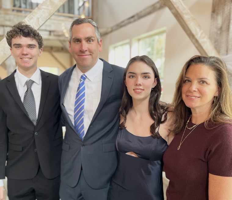 Dad Shares "Teenager Texts" on TikTok