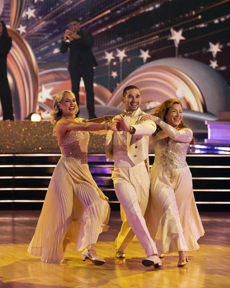 Dennis Quaid Attends 'DWTS' to Support 'Parent Trap' Co-Star Elaine Hendrix