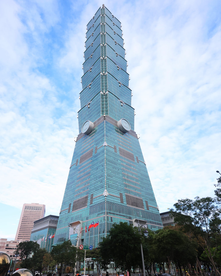 Alex Honnold describes his rope-free climb up Taipei 101 skyscraper