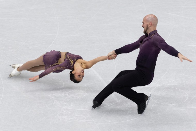What's the Difference Between Ice Dancing and Pair Figure Skating?