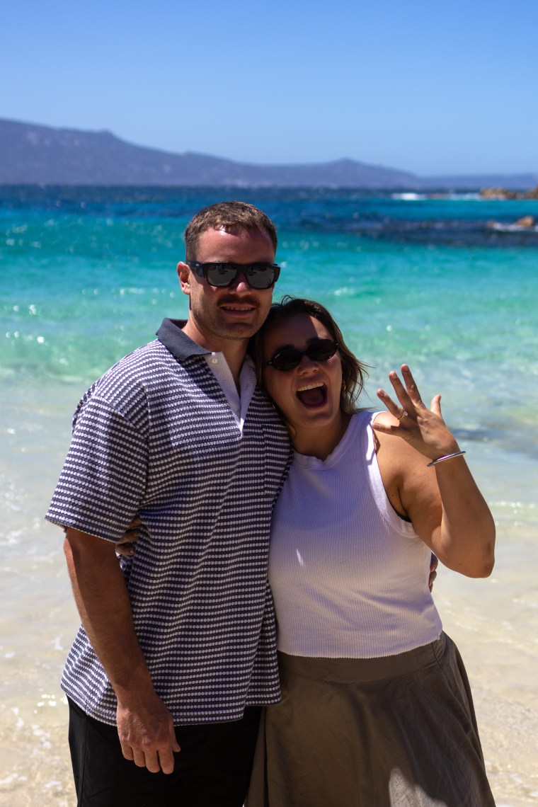 Sisters Unexpectedly Get Engaged On The Same Day in Viral Video