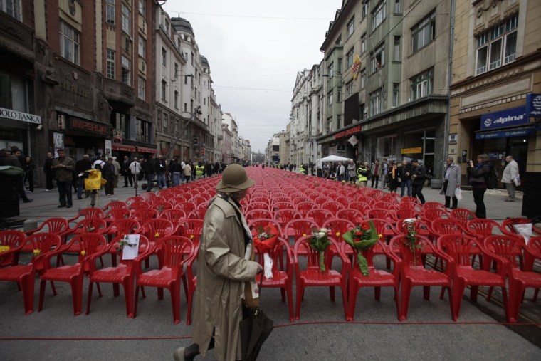 'Line of blood': 11,541 red chairs symbolize the victims of the siege ...