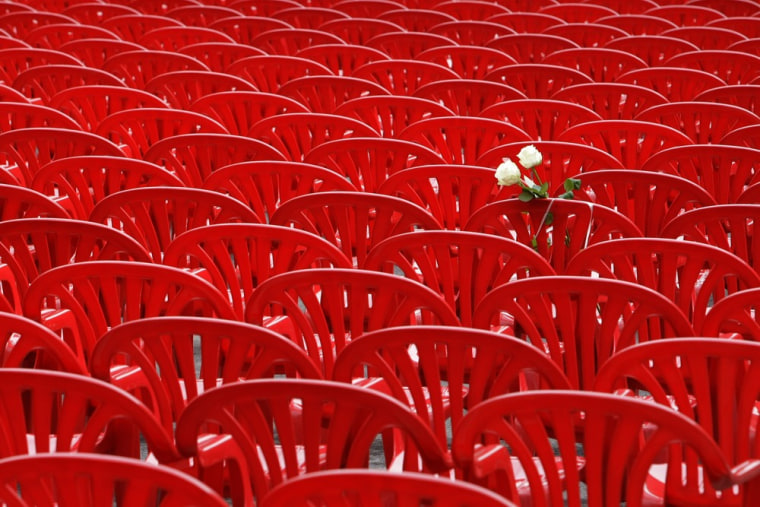 'Line of blood': 11,541 red chairs symbolize the victims of the siege ...