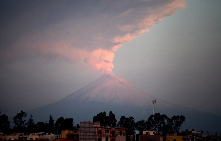 Popocatepetl volcano in Mexico rumbles as authorities raise alert level Popocatepetl volcano in Mexico rumbles as authorities raise alert level
