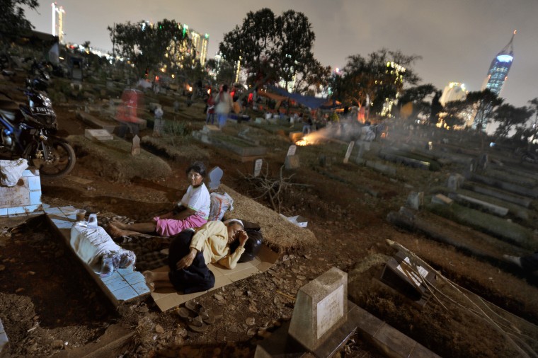 300 homes burned down in Jakarta electrical fire