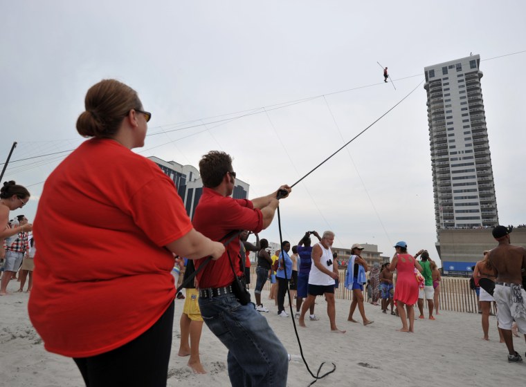 Daredevil astounds beachgoers in Atlantic City