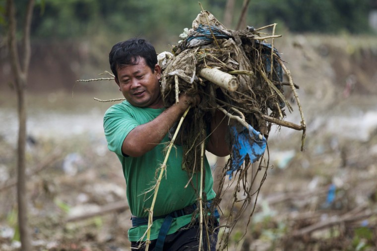 Filipinos crowd into Manila shelters, brace for more bad weather
