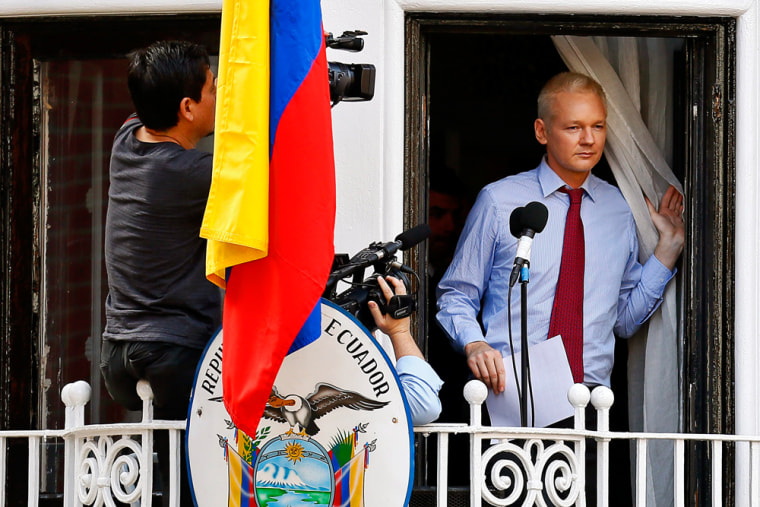 Assange in balcony appeal to Obama: Release leak suspect Bradley Manning