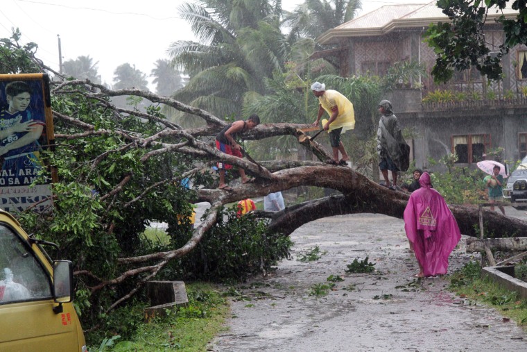 Super Typhoon Bopha slams into Philippines