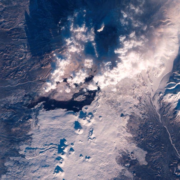 Satellites look into a volcano's hell
