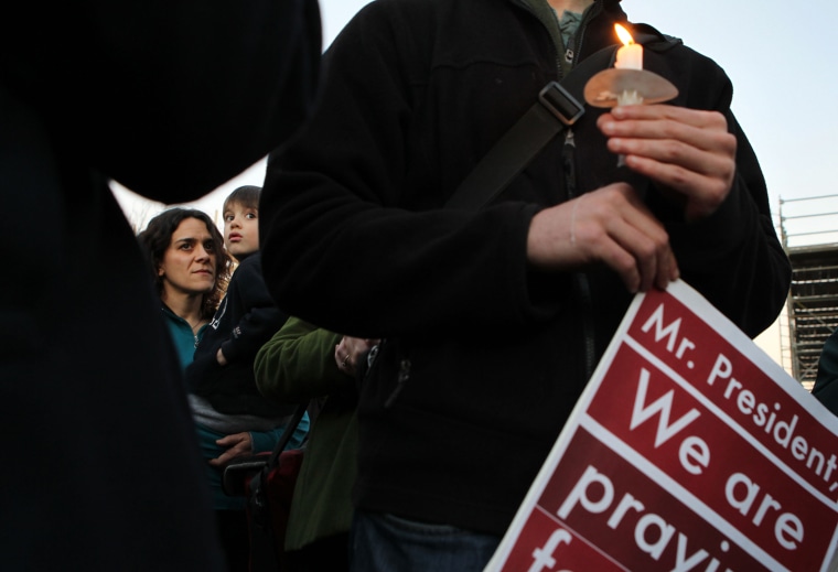 Memorials in New York and Washington for Conn. school shooting victims