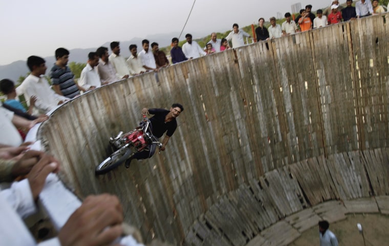Pakistanis enjoy thrill ride