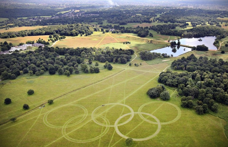 Gigantic welcome for London Olympic attendees