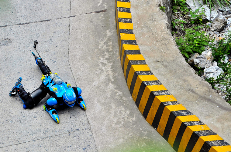 'Rollerman' descends winding road in China