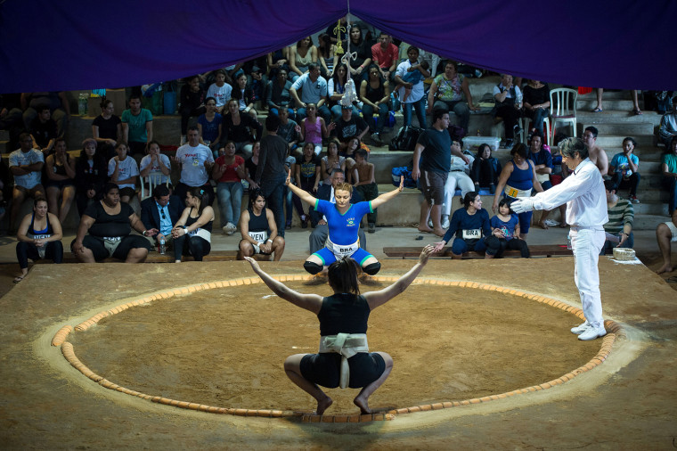 Sumo wrestling draws crowd in Brazil