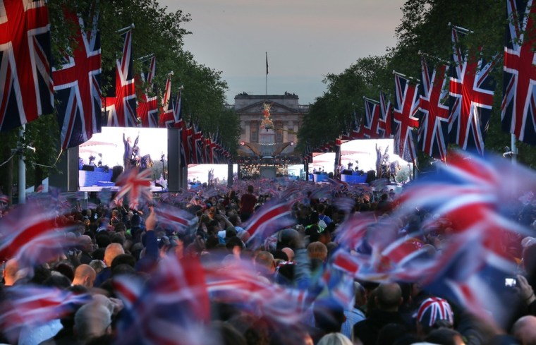 Flags wave over large crowd for Queen's Diamond Jubilee concert in London