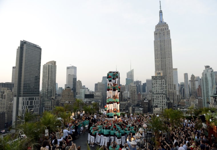 Human tower joins the Manhattan skyline
