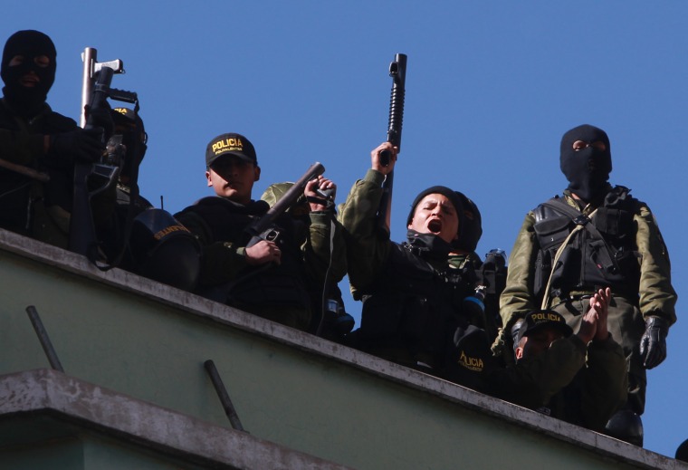 Bolivian police destroy La Paz headquarters demanding salary increase