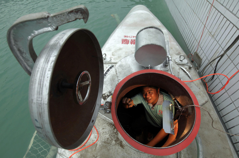 Chinese inventor debuts his latest miniature submarine