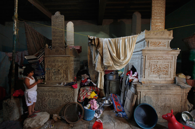 Thousands of Egyptians live among graves in 'City of the Dead'